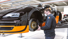 Mechanik si sám udělal servis, za který si Bugatti účtuje 560 tisíc Kč ...