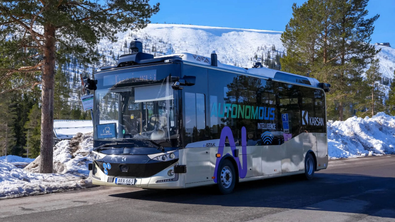 Ve Švédsku nasadili do služby turecký autobus bez řidiče, havaroval ...